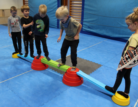 Lær at samarbejde med GONGE balancebaner og Hula hoops!